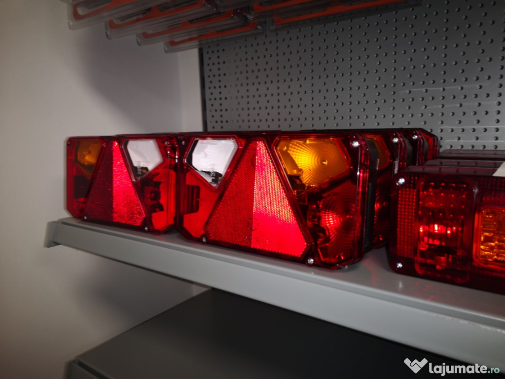 Triple stopuri spate Remorci platforme autoutilitare