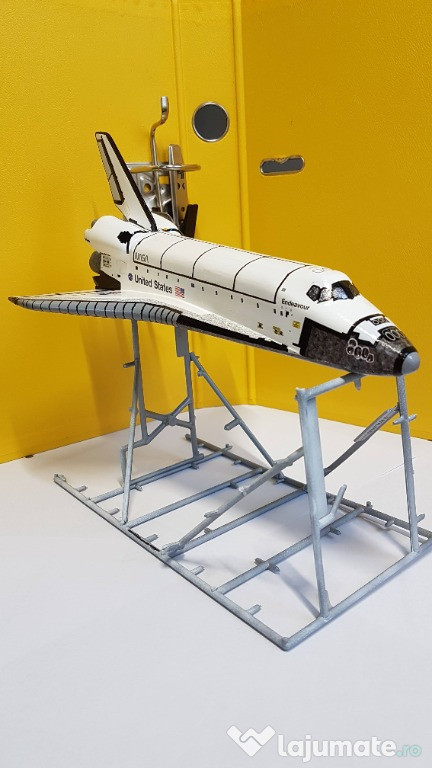 Racheta Apollo Saturn V și nava Space Shuttle Endeavor scala