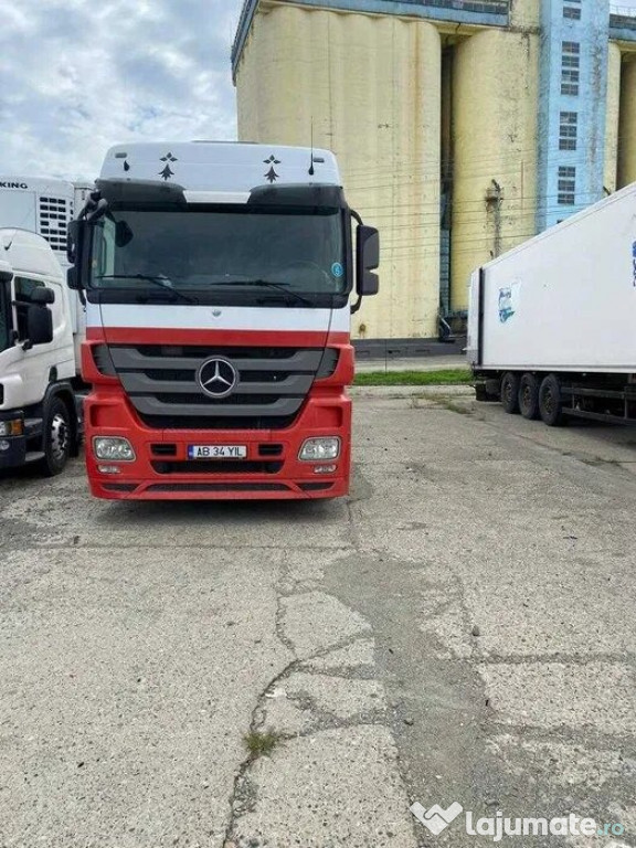 Cap tractor Mercedes Actros si semiremorca Lohr